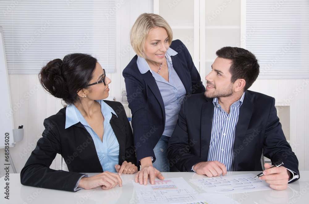 Erfolgreiches Business Team mit Chefin im Portrait Stock Photo | Adobe ...