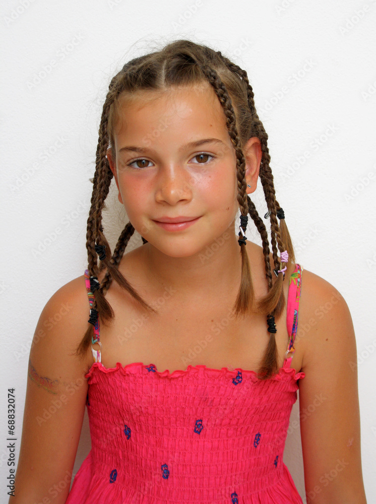 Foto Stock RAGAZZINA CON TRECCINE | Adobe Stock