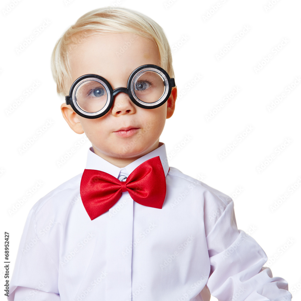 Portrait von einem Kind mit Brille und Fliege foto de Stock | Adobe Stock