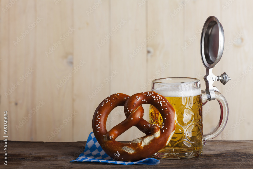 Bayerisches Bier und eine Brezel auf Holz Stock Photo | Adobe Stock