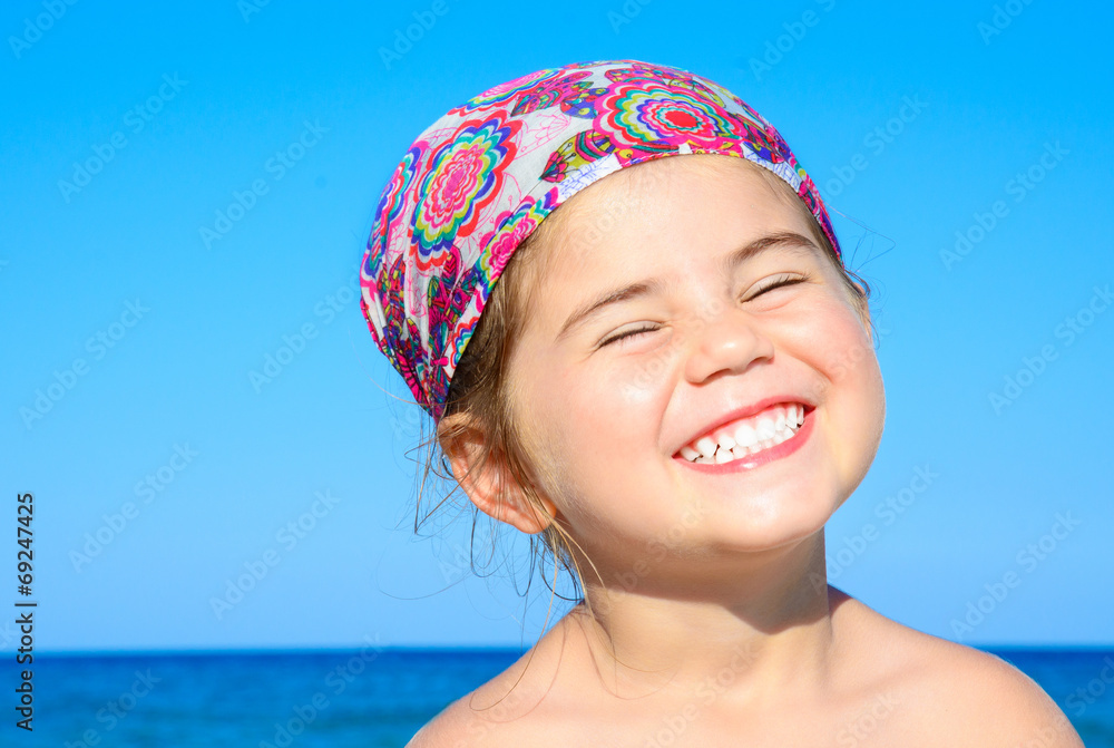 Bambina al mare che ride Stock Photo | Adobe Stock