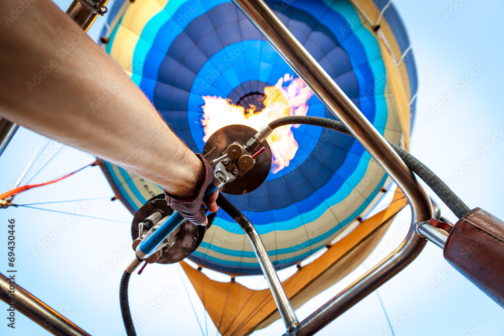 Manual operation of the gas burner balloon when lifting Stock-Foto ...