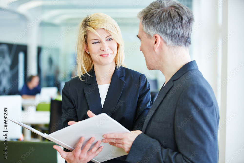 Verhandlung im Büro führt zum Erfolg Stock Photo | Adobe Stock