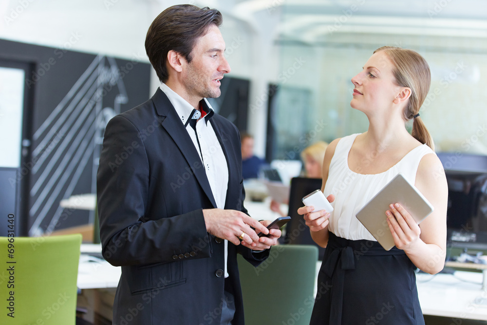 Zwei Geschäftsleute reden im Büro miteinander Stock Photo | Adobe Stock