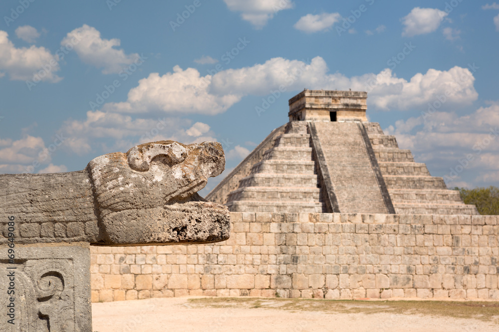 stone snake head foto de Stock | Adobe Stock