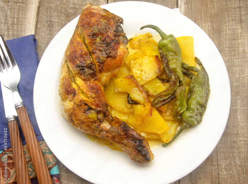 Pollo asado con patatas fritas y pimientos Stock Photo | Adobe Stock