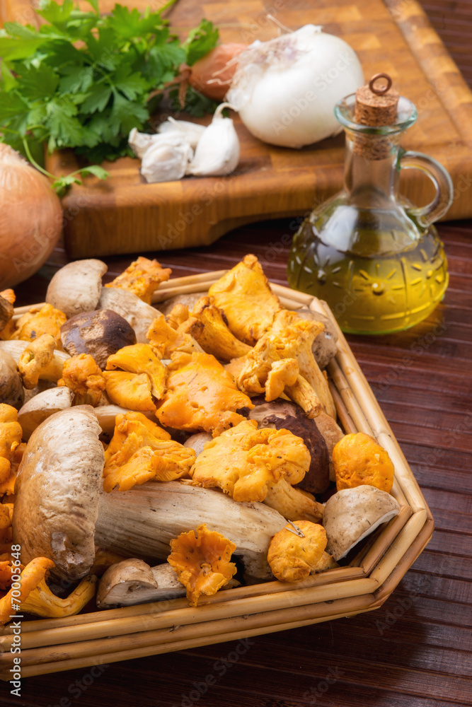 Foto Stock Funghi porcini e finferli in un cestino su un tavolo | Adobe ...