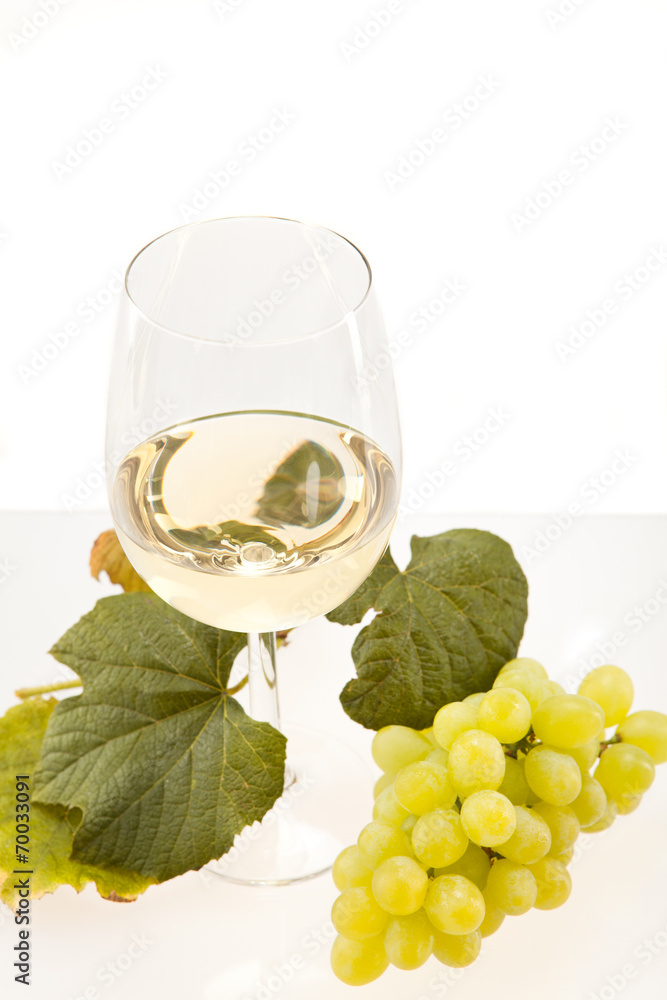Weisswein im Glas mit Trauben vor weissem Hintergrund Stock Photo ...