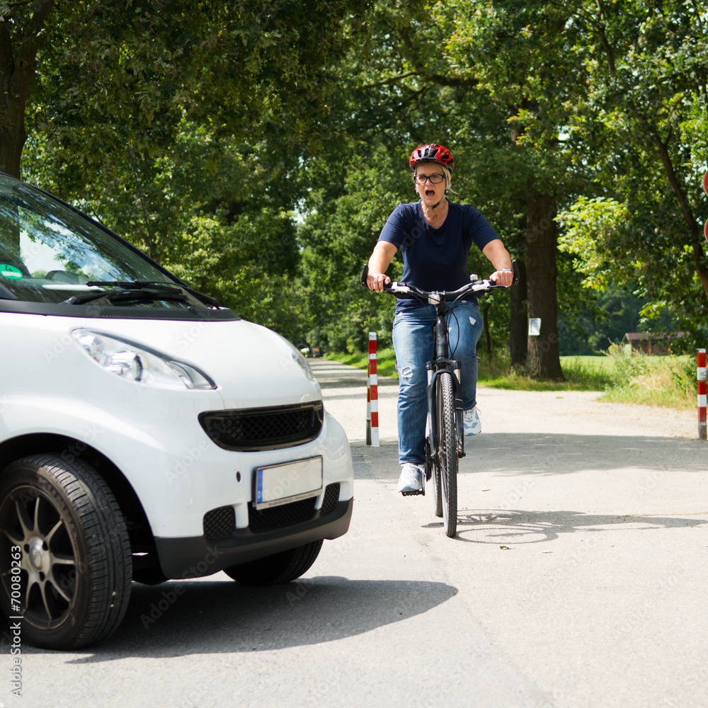 autofahrer übersieht radfahrer Stock-Foto | Adobe Stock