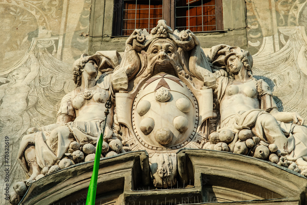 Foto Stock Stemma dei Medici, facciata palazzo Scuola Normale, Pisa ...
