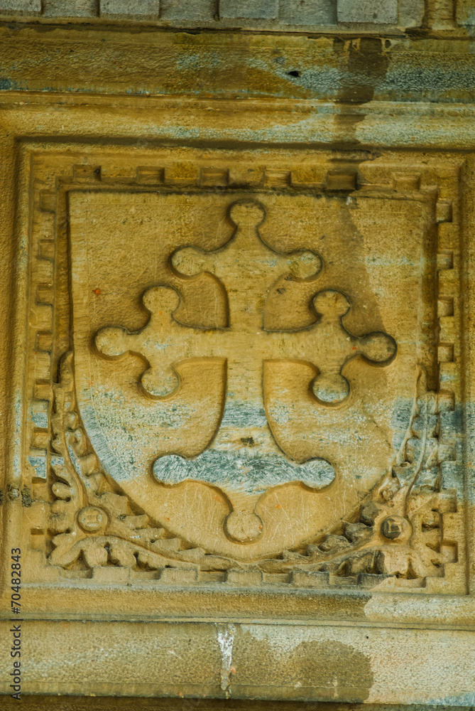 Foto Stock Bassorilievo Croce Pisana, Stemma dei Medici, Pisa | Adobe Stock