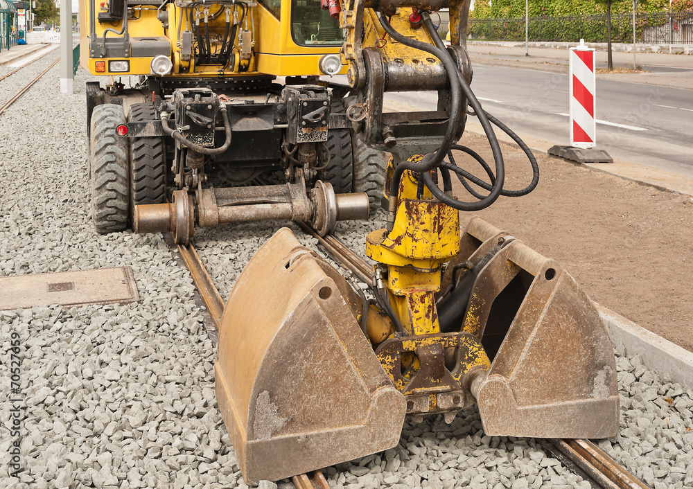 Gleisbauarbeiten - Ein Zweiwegebagger mit Doppelschaufel Stock Photo ...