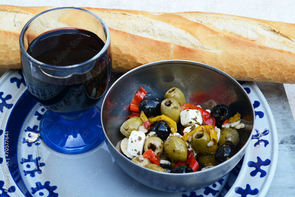 Een schaaltje olijven met stokbrood en rode wijn. Stock Photo | Adobe Stock