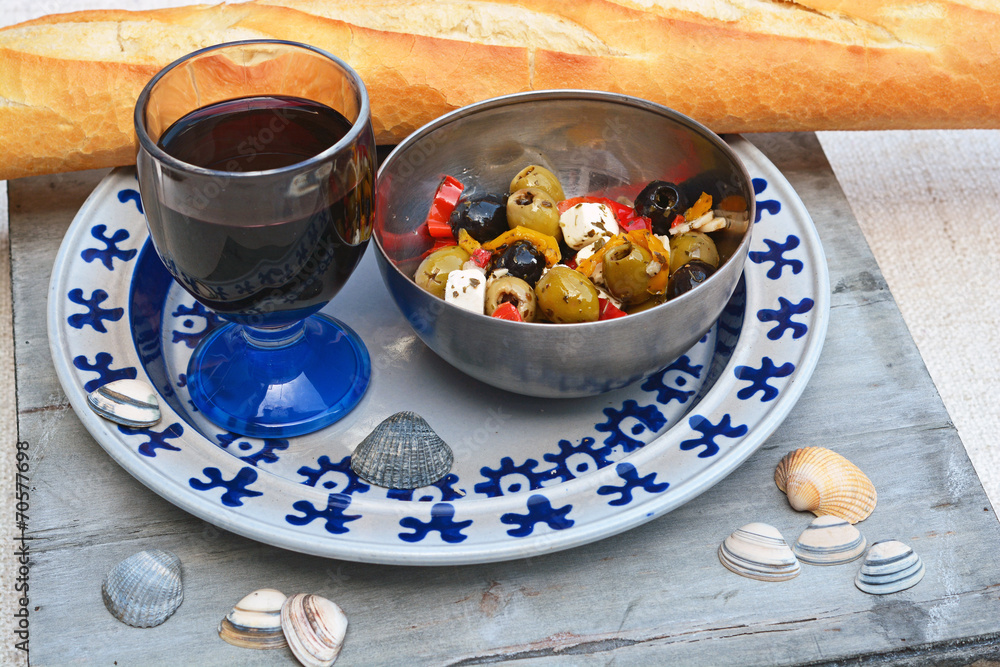 Een schaaltje olijven met stokbrood en rode wijn. Stock Photo | Adobe Stock