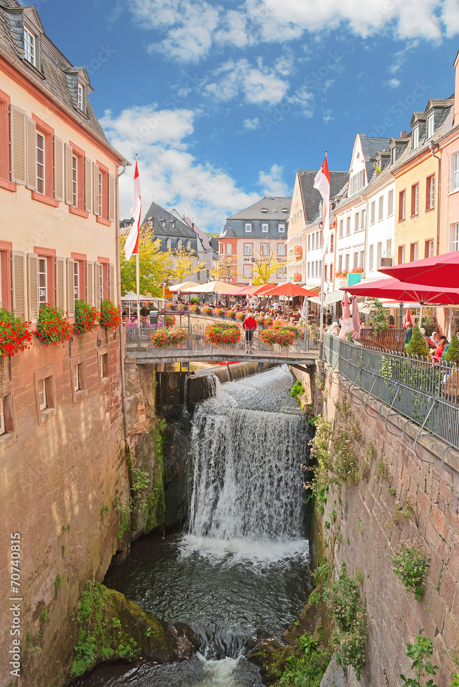 Der spektakuläre Wasserfall in der Altstadt von Saarburg – Stock-Foto ...