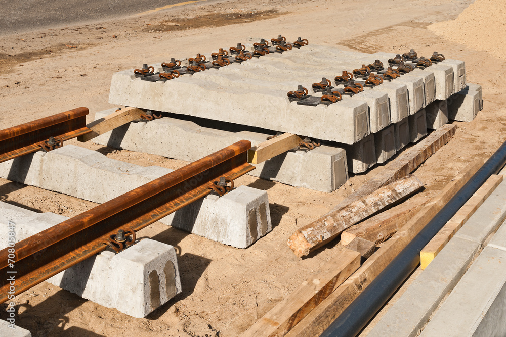 Gleisbauarbeiten mit Schwellen aus Beton Stock-Foto | Adobe Stock