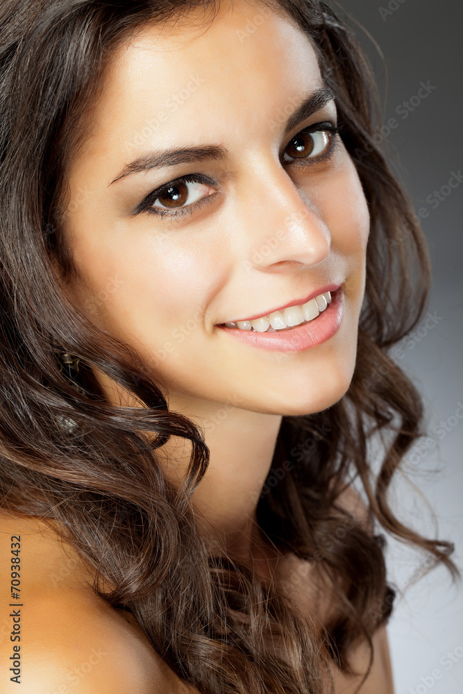 Hübsche Südländerin Studio Beauty Stock-Foto | Adobe Stock