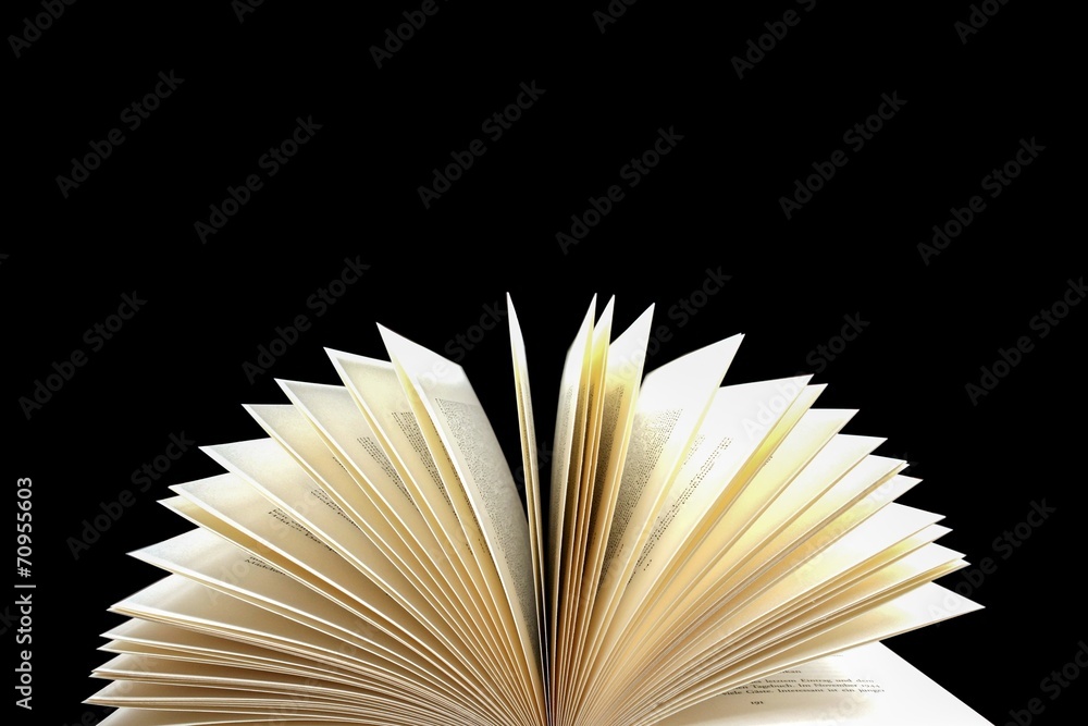 Geöffnetes Buch - Seiten auf schwarzem Hintergrund Stock-Foto | Adobe Stock
