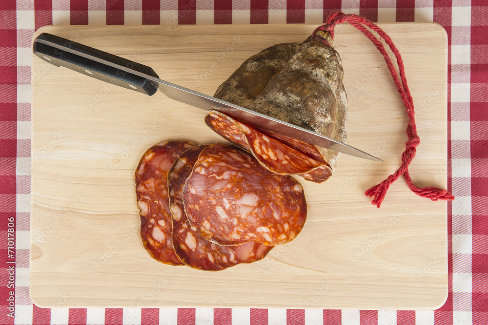 Morcón ibérico cortado en lonchas, embutido tradicional español Stock ...