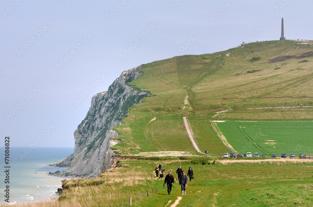 Randonneurs sur les falaises du Cap Blanc-Nez et l'obélisque Stock ...