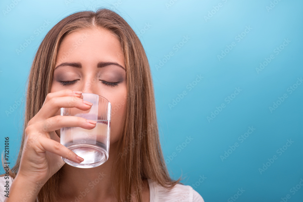 Portrait of young beautiful girl drinking clean water from a gla Stock ...