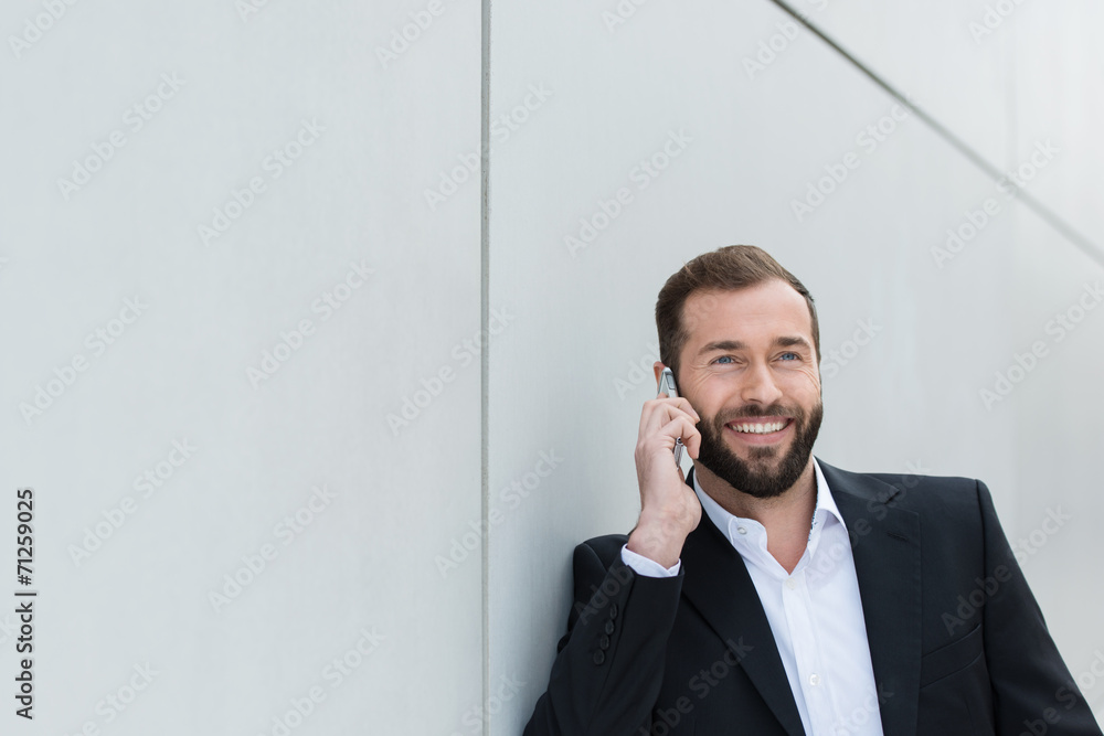 geschäftsmann in der stadt telefoniert mit handy Stock 写真 | Adobe Stock
