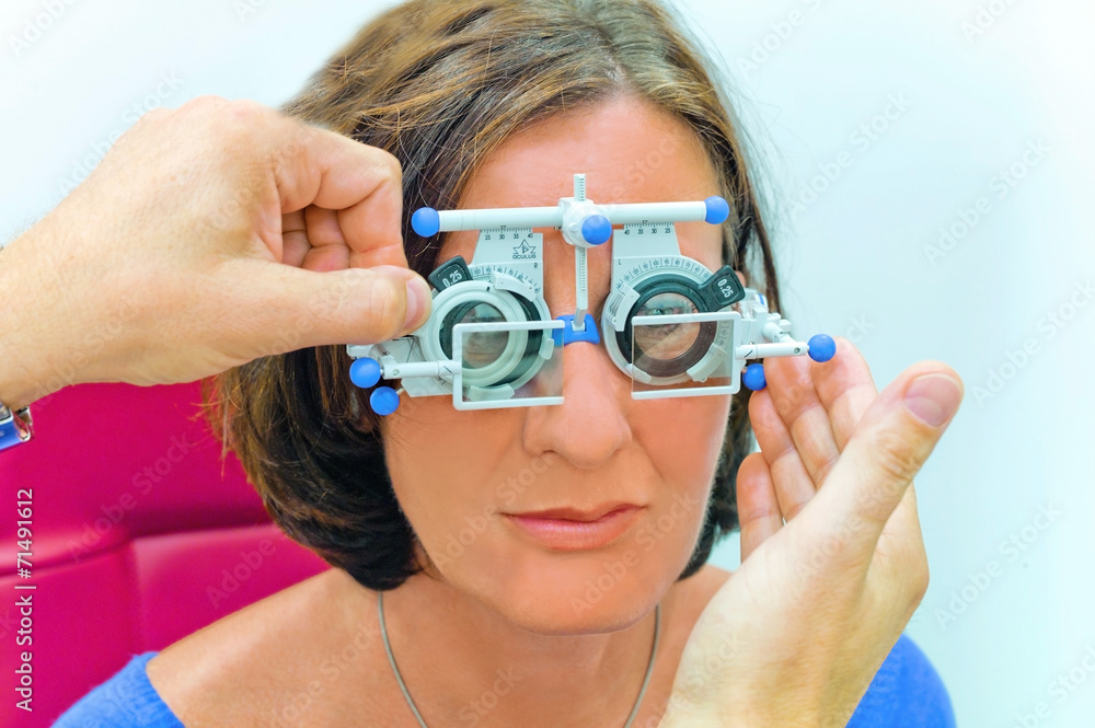 Augenoptiker bei der Arbeit Stock-Foto | Adobe Stock