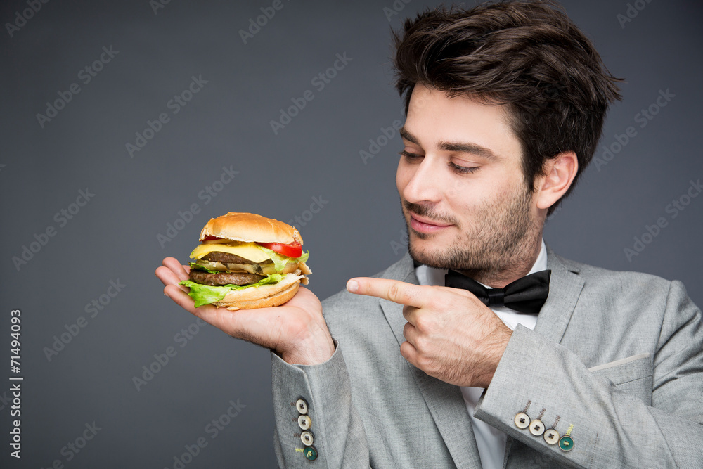 Mann isst Burger Stock-Foto | Adobe Stock