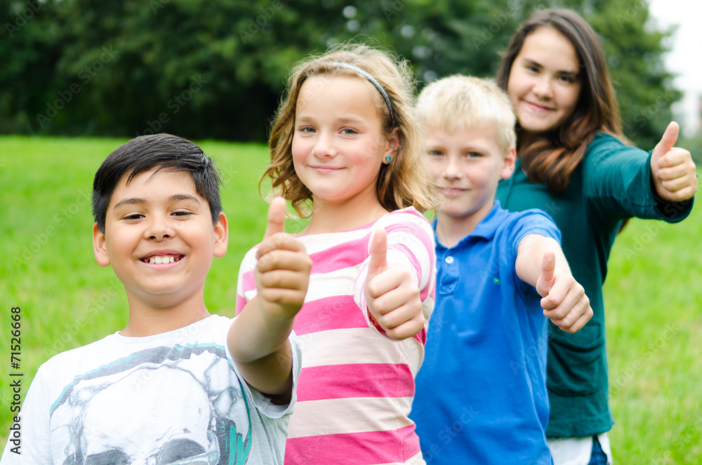 kinder zeigen erfolgreich den daumen hoch Stock Photo | Adobe Stock