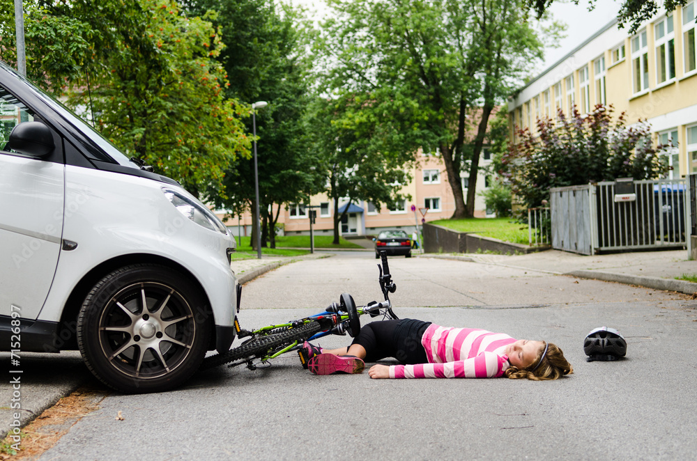 schulkind wird vom auto angefahren Stock-Foto | Adobe Stock