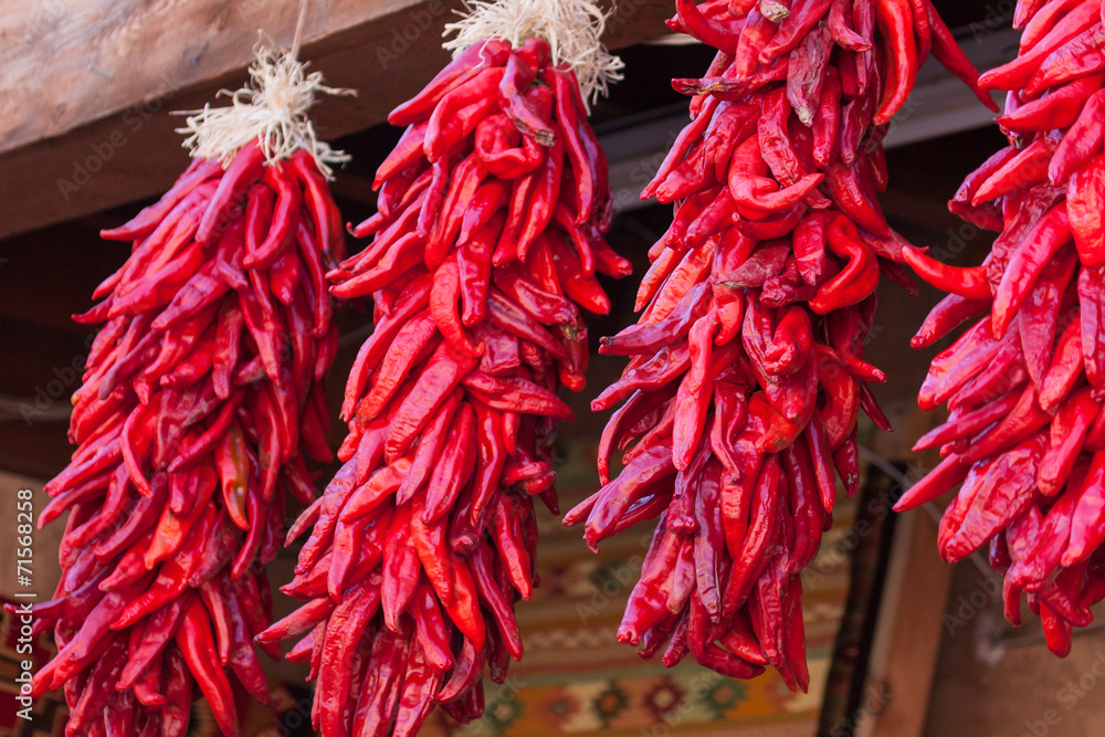 Hanging Red Chile Peppers foto de Stock | Adobe Stock