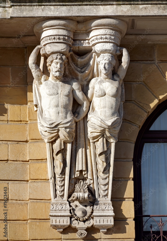 Cariatides anciennes sur façade Stock Photo | Adobe Stock