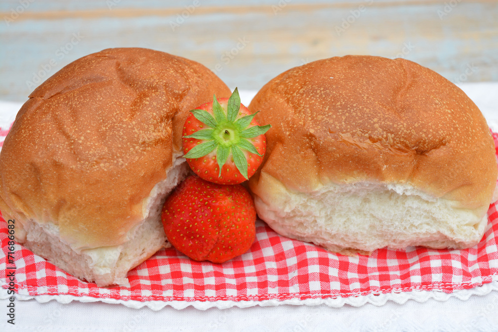 Witte bolletjes brood met aardbeien Stock Photo | Adobe Stock