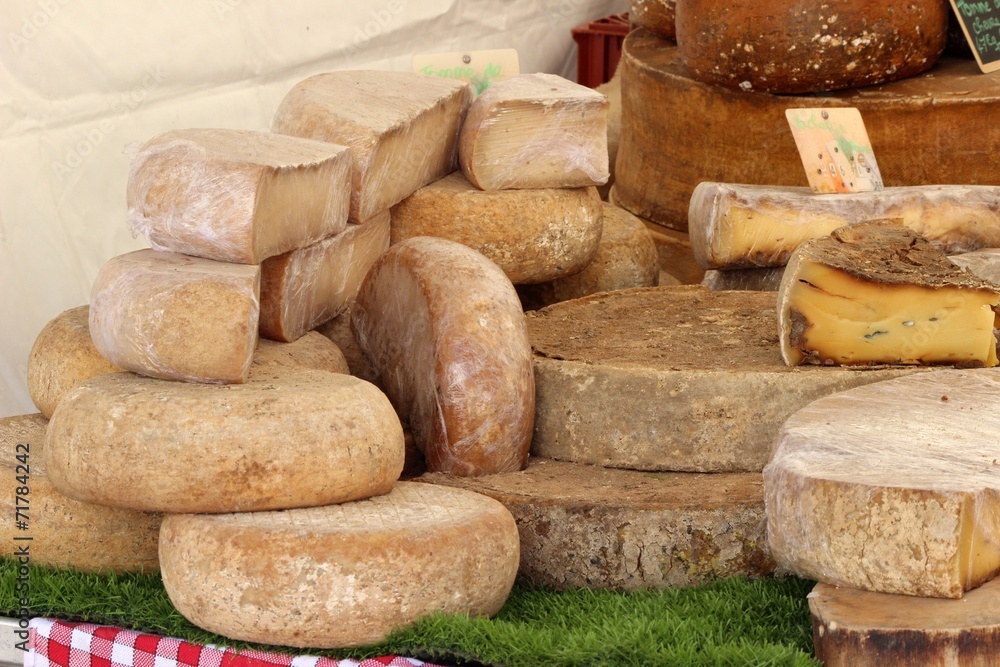 Meules de fromage et fromages ' vacherin ceronné ' au marché Stock ...