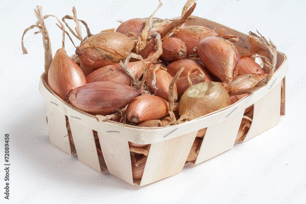Echalotes en vrac dans une cagette sur fond blanc foto de Stock | Adobe ...