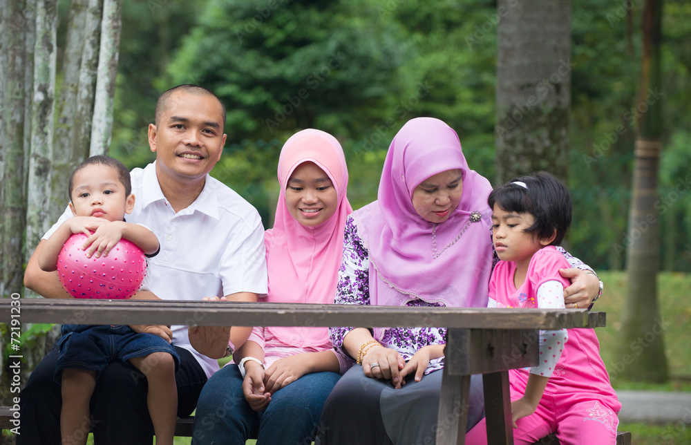 Foto de Happy Malay Asian Family enjoying family time together in the ...