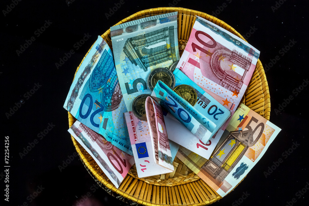 Korb mit Geld aus Spenden Stock-Foto | Adobe Stock