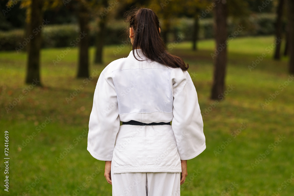 Foto Stock Young woman practicing judo back portrait outdoors in a park ...