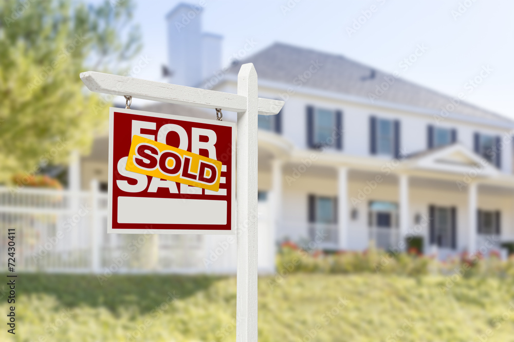 Sold Home For Sale Sign in Front of New House Stock-Foto | Adobe Stock