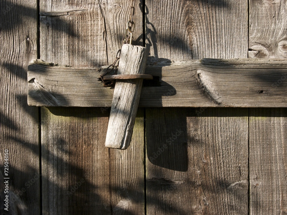 Bolzen aus Holz am alten Schuppen im Sonnenschein am Bartholdskrug in ...