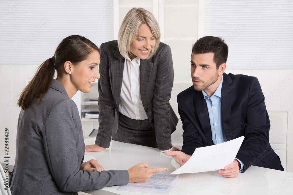 Geschäftliche Besprechung im Büro: Mann und Frauen Stock-Foto | Adobe Stock