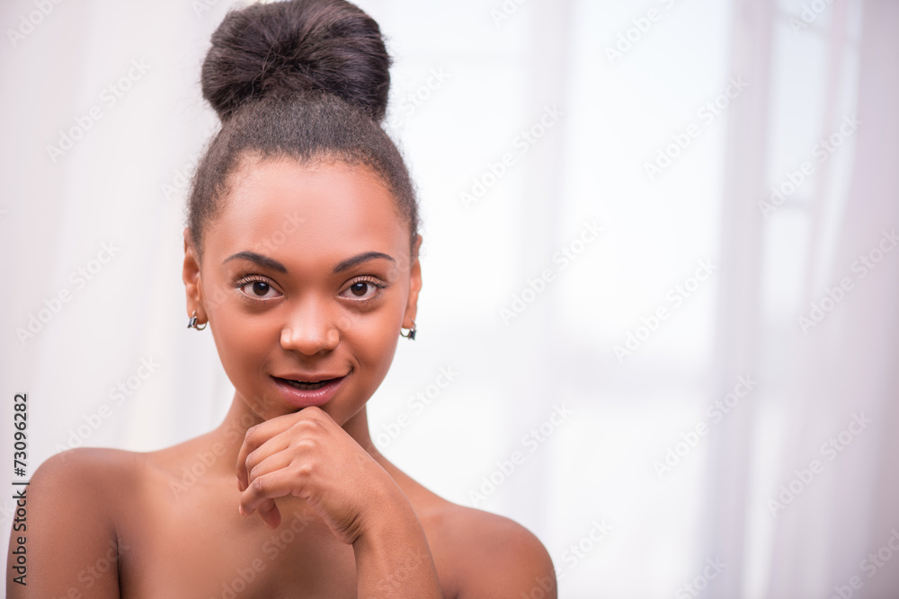 Beautiful Dark Skinned Girl In White Towel Stock Foto Adobe Stock