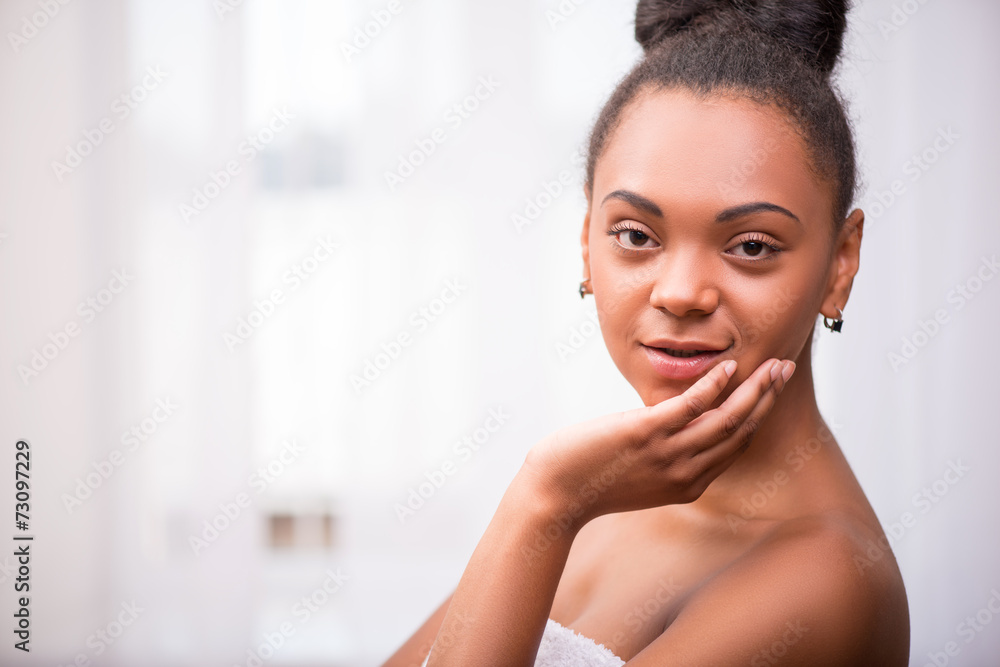 Beautiful Dark Skinned Girl In White Towel Stock Foto Adobe Stock