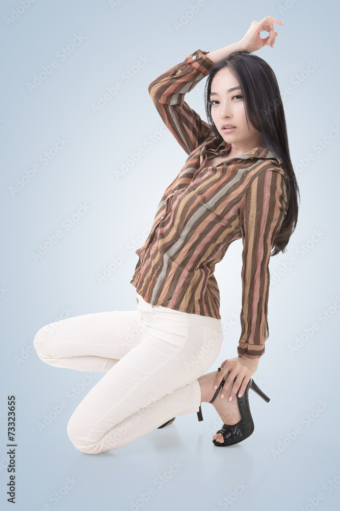 Squat pose by sexy Asian beauty Stock-Foto | Adobe Stock