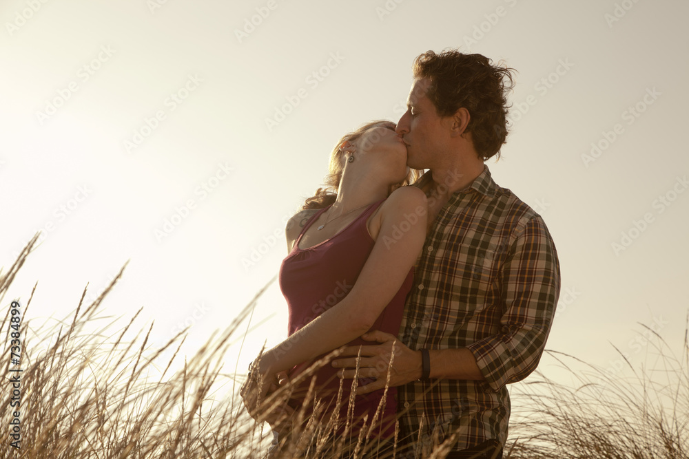 Enamorados Besandose