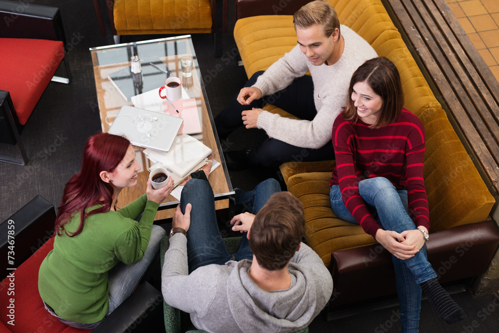 freunde treffen sich zu hause und reden Stock-Foto | Adobe Stock