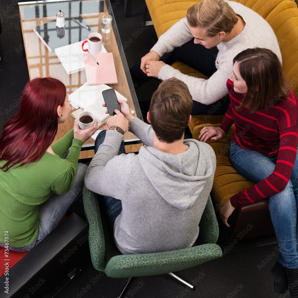 junge leute treffen sich zu hause Stock-Foto | Adobe Stock