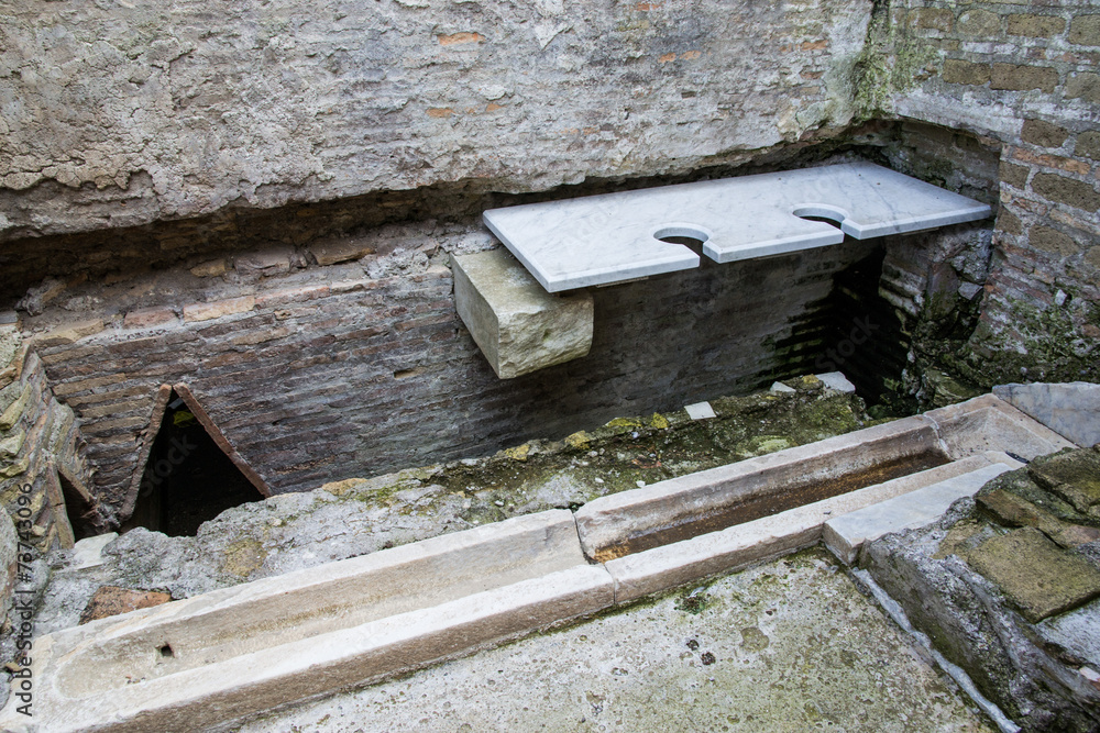Foto Stock Latrina di epoca romana | Adobe Stock