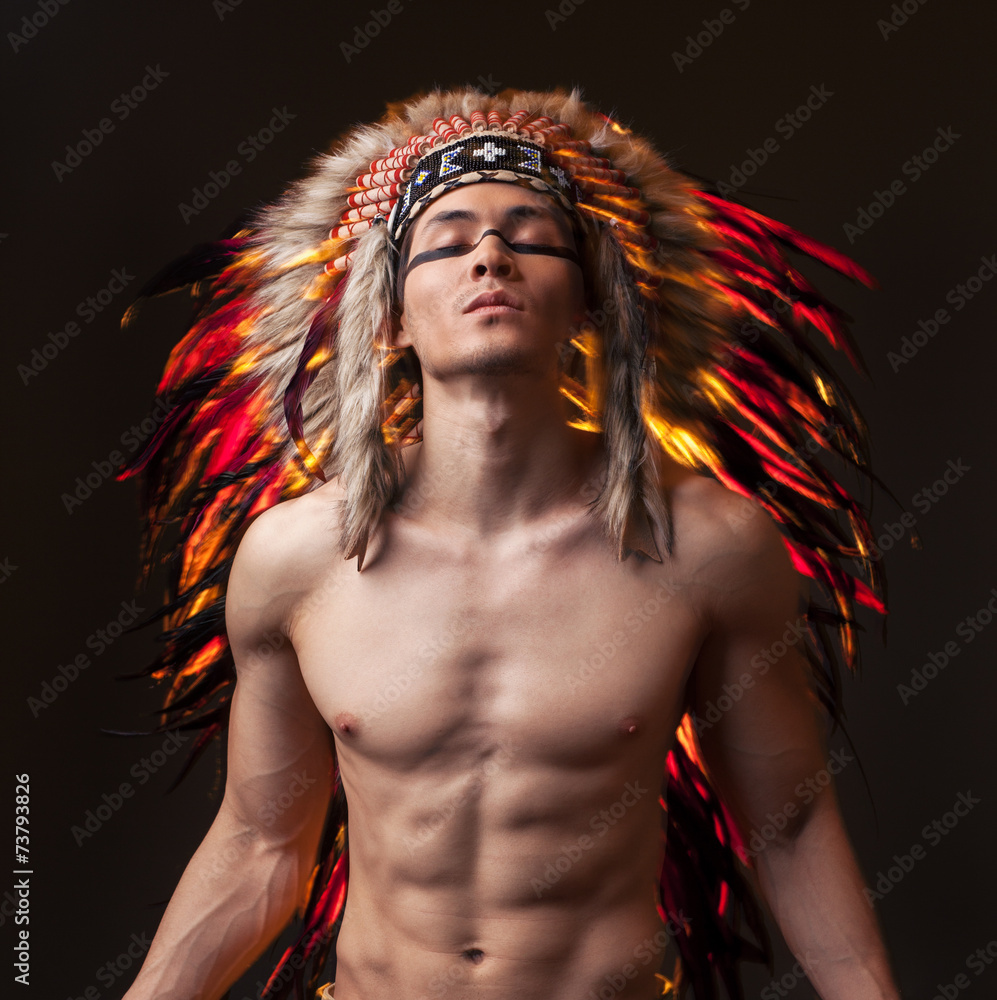 Indian strong man with traditional native american make up 스톡 사진 ...