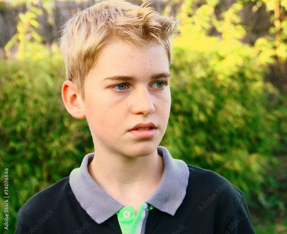 adolescent,13 ans,pensif Stock Photo | Adobe Stock